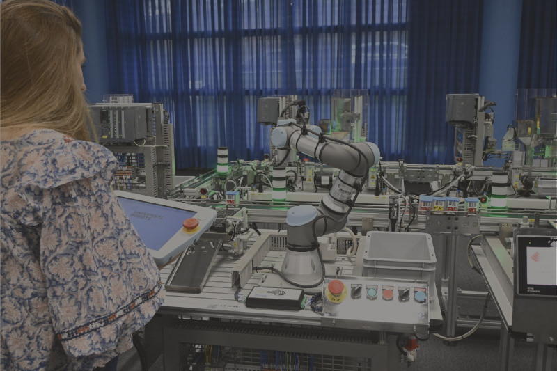 Robótica para centros educativos: soluciones de SMC y UR